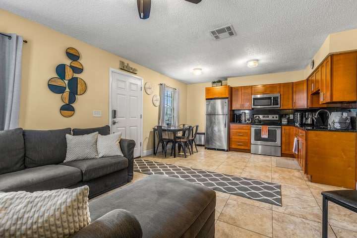 Cozy West Tampa Apartment, Close To Everything - Tampa