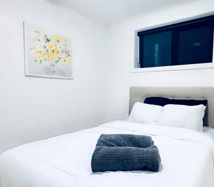 Executive Suite In Sw, Clean! Netflix, Private - Edmonton
