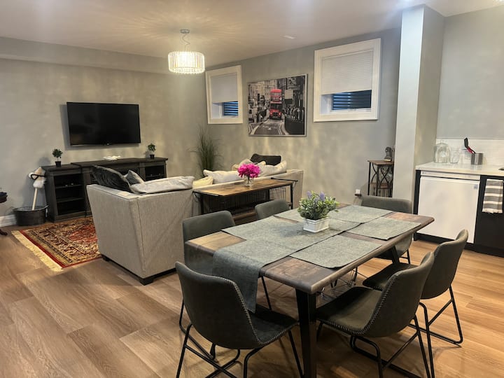 Luxurious Burlington Orchard Rental - Burlington