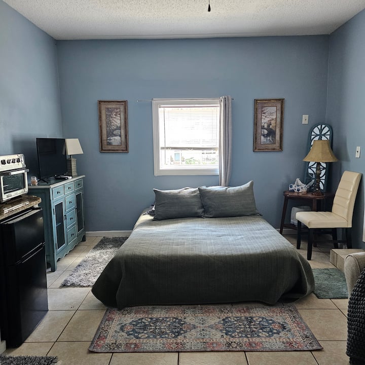 Private Cozy Studio Room & Bckyrd @ Dwntwn Deland - DeLand, FL