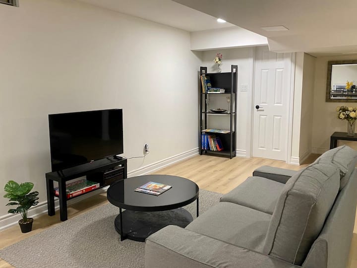 Spacious Suite W/ Parking Near Utsc & Toronto Zoo - Splash Island