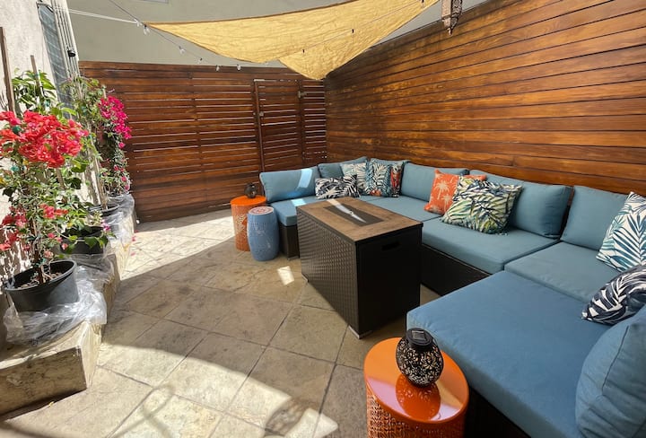 Koreatown Zen With Patio Lounge - Hollywood, CA