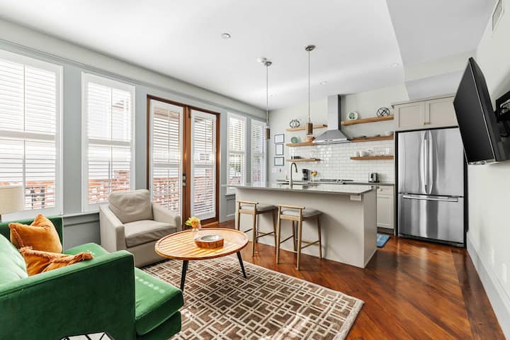 The Harmony | Historic 2br, Steps To King Street - Charleston, SC