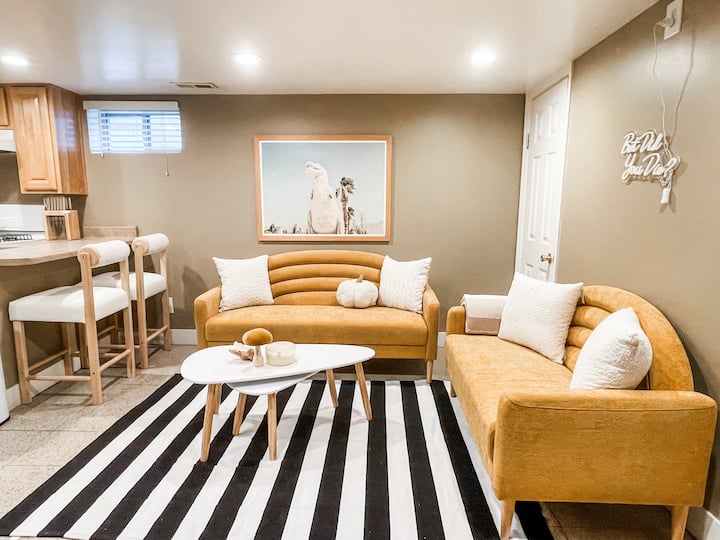 Adorable Downstairs W/2king Beds + Private Parking - Ogden, UT