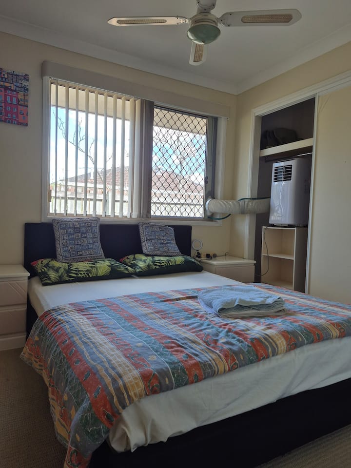 Queen Bedroom At Sinnamon Park With Aircon - Oxley