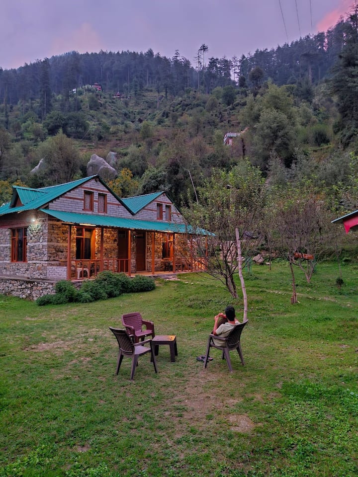 Enchanting Cottages Amidst Apple Orchard - Jibhi