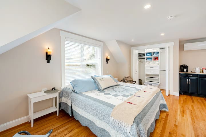 Treetop Hideaway Close To Boston/ 2 Bedrooms - Dedham, MA