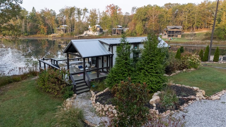 Lakefront Tiny Home With Large Deck & 2 Fire Pits - Monteagle, TN