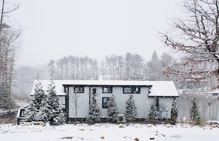 Lakefront Tiny Home With Lakeside Fire Pit - Monteagle, TN