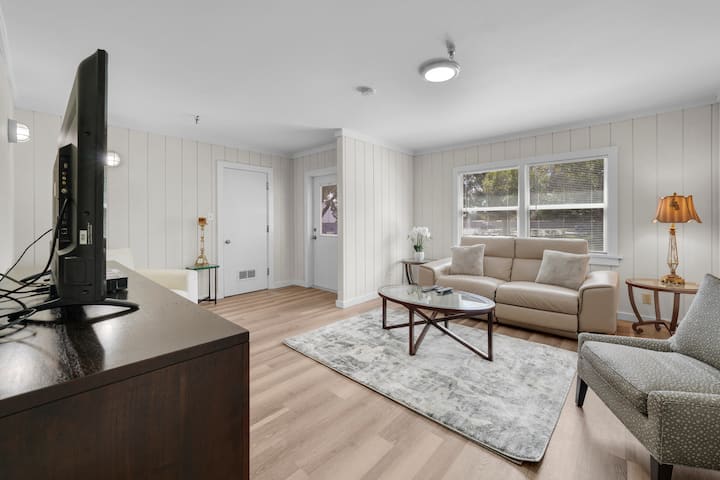 Beautiful Tampa Stadium Duplex Unit B - Tampa