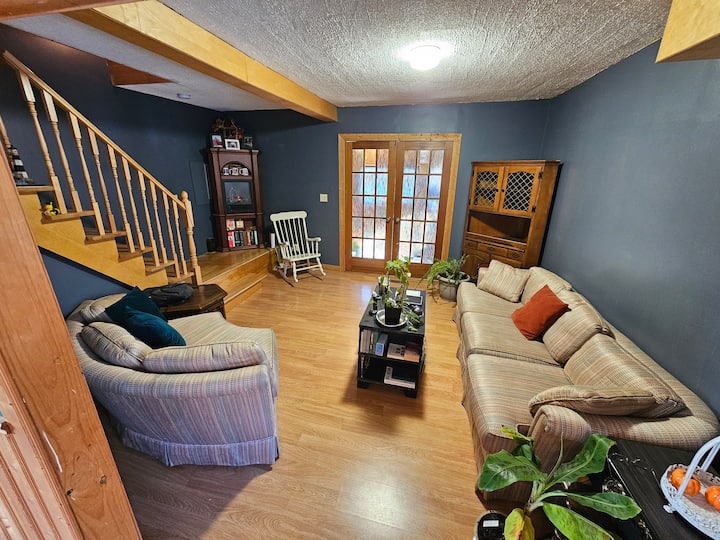 Queen Room In Woodsy Home - Central Sault - Sault Ste. Marie