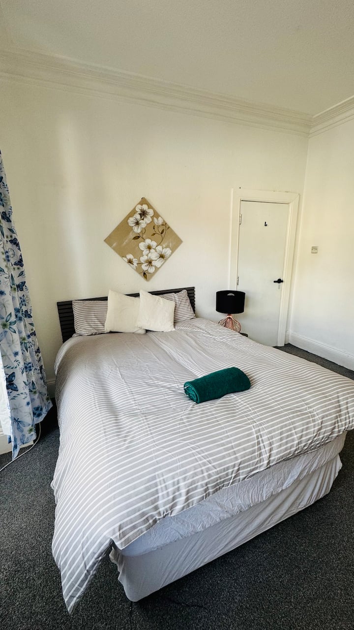 Well Present Double Bedroom - Hull
