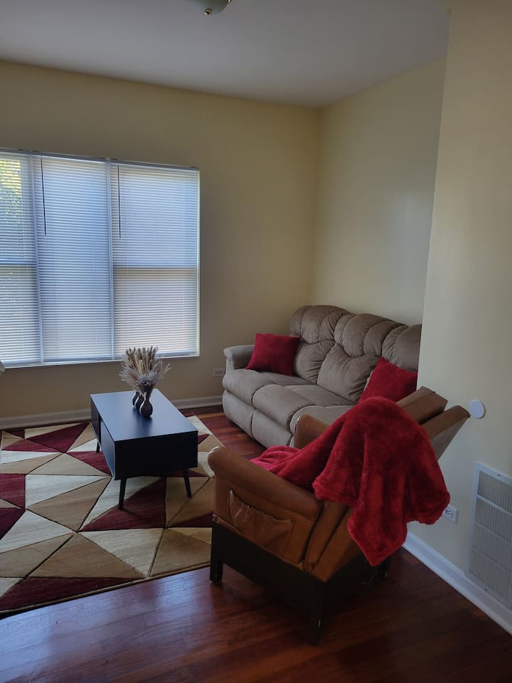 Charming 4bd/2bth Apartment - Kennedy Park - Chicago