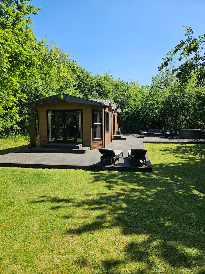 Oak Tree Lodge 
With Hot Tub / Near Alton Towers - Alton