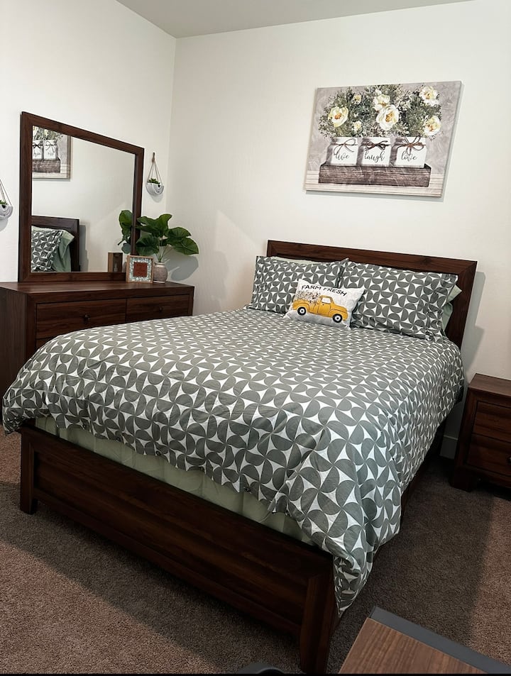 Cozy Garden Room Shared W/bathroom - Bakersfield, CA