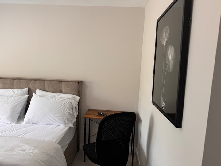 Cozy Room With Workspace And Tv - Ottawa