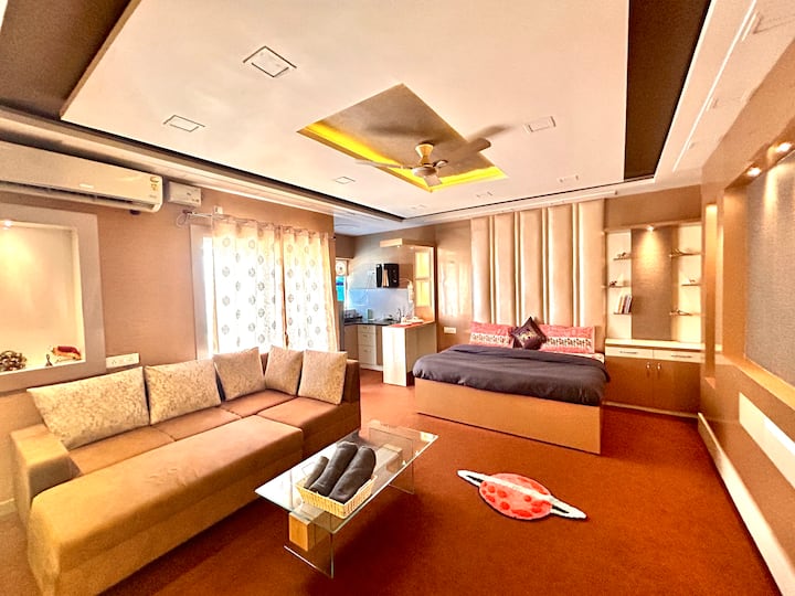 Vrinda Villas : Walk-in Closet, Lavish Studio Stay - Vrindavan