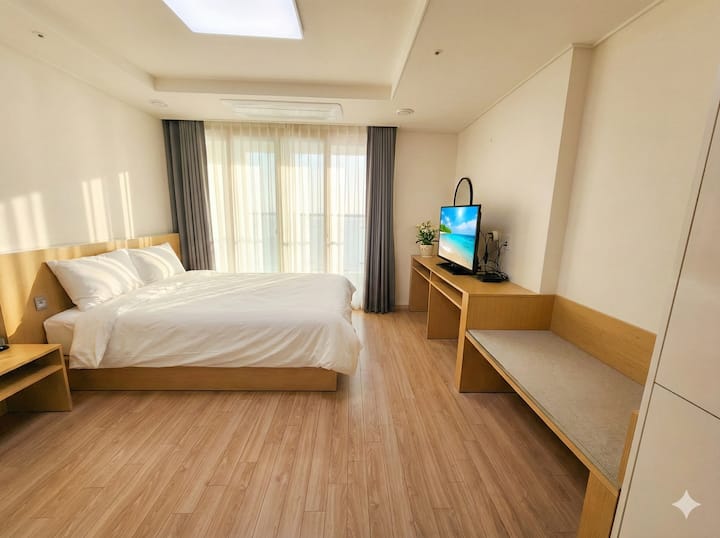 19.[호텔+펜션] [연박할인] 전면바다 파노라마 오션뷰 등대해변 써밋베이 - Sokcho