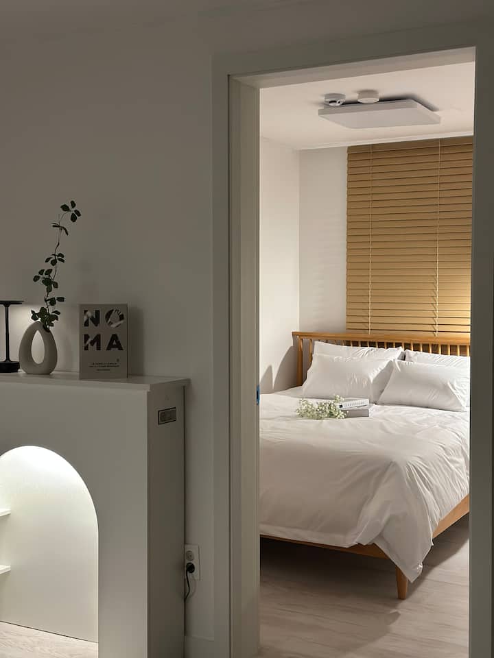 오픈할인/무료주차/짐보관/최고넓은40평/15ppl/홍대/가족/유아/최신난방/여름 - Seoul