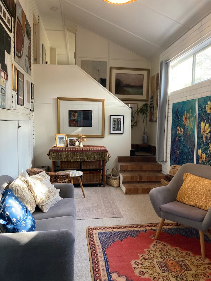 Artist Gallery Apartment -‘The West Wing’ Brisbane - Samford