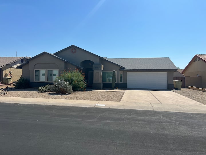 Spacious Home Near Cardinal Stdm - Glendale, AZ