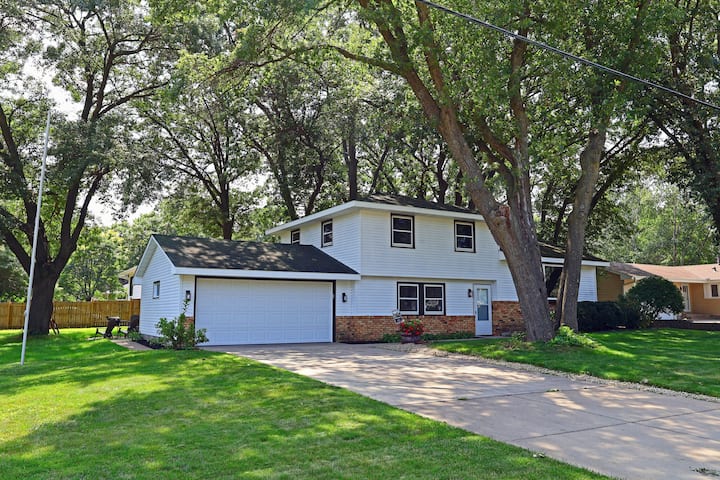 Comfortable 4br • Quiet Area • Close To Everything - Blaine, MN