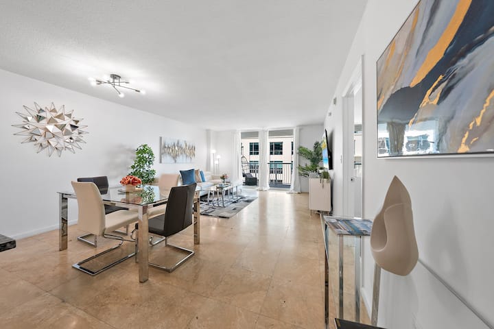 Brickell Living: Modern 1/1 + Free Parking & Desk - Miami, FL