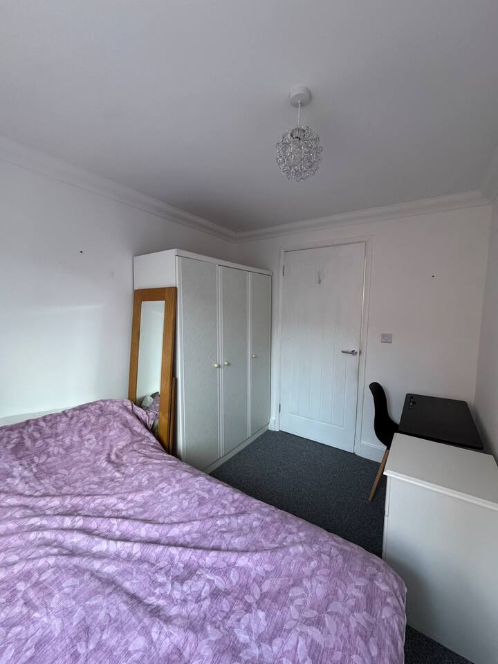 Large Double Bedroom In Town - Colchester