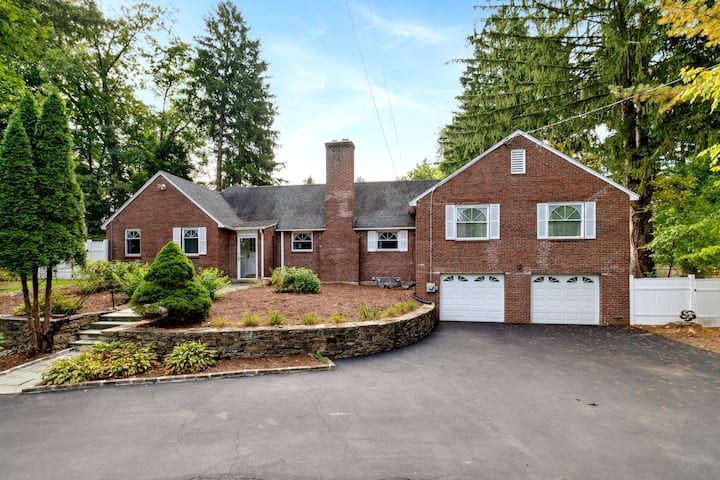 Delightful Centrally Located West Hartford Home - Farmington, CT