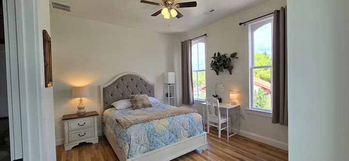 Downtown-main St-modern 2br/2ba~park & River~apt#1 - Front Royal, VA