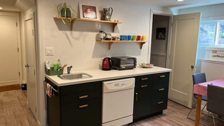 Ground Floor Suite 2 Bed & Sitting Room, Oak Bay - Oak Bay