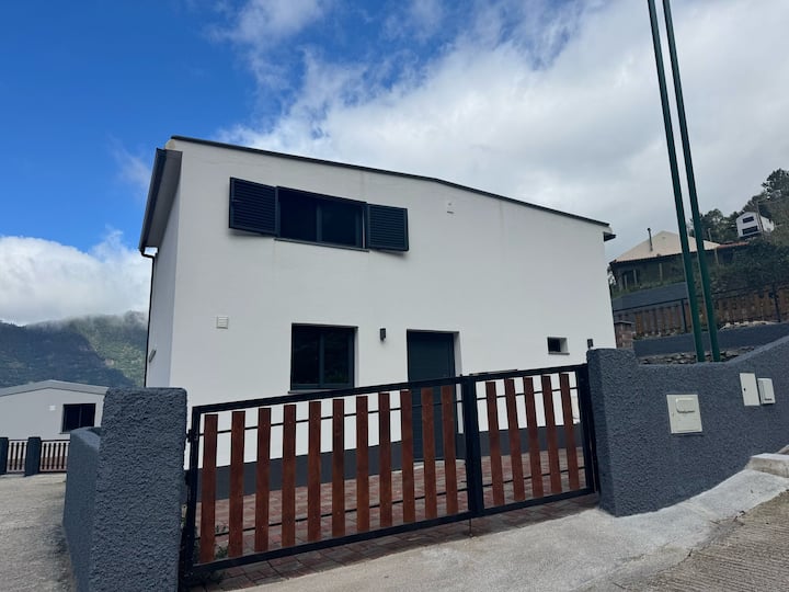 Peaceful Madeira Retreat
* Lush Views & Fast Wi-fi - Madeira