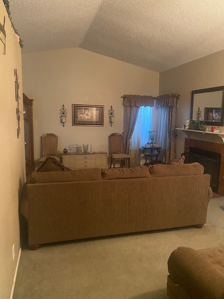 House In Hesperia - Hesperia, CA