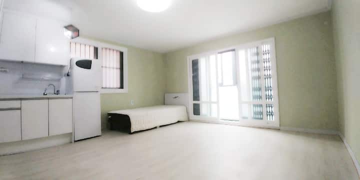 4인실(퀸침대) 가족실ㆍ스튜디오형풀옵션원룸(4인침구) - Daejeon