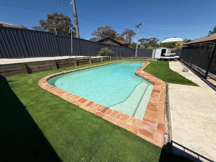 Beautiful 4 Bedroom House In Flynn Canberra - Canberra