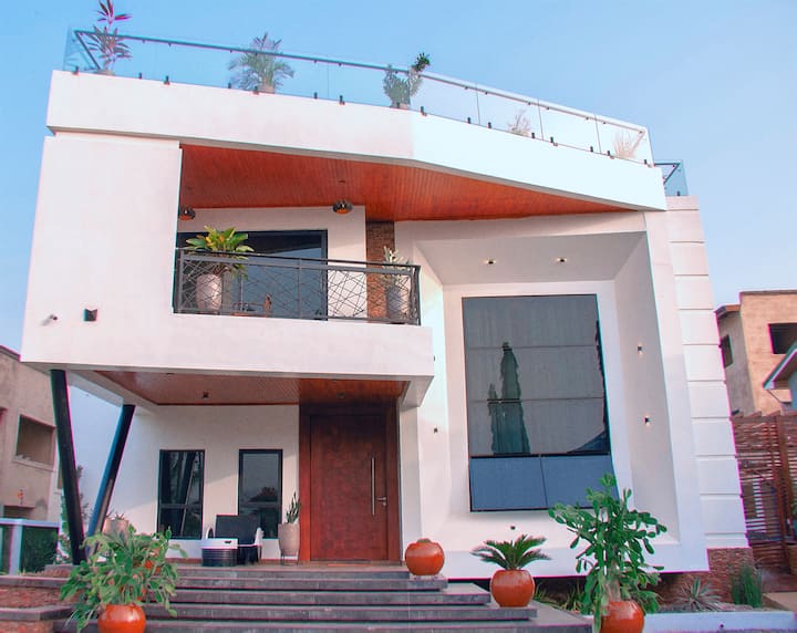Luxury 4br Mansion + Penthouse With Mountain View - Ghana