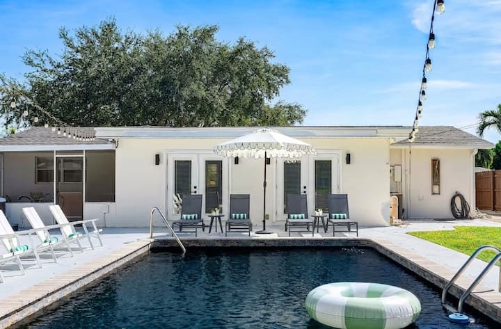 Palm Beach Chic | Hosts 10 W/pool | 15 Min 2 Beach - Lake Worth, FL
