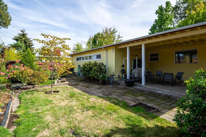 Cozy Sunflower Studio, Steps From Downtown! - Eugene, OR