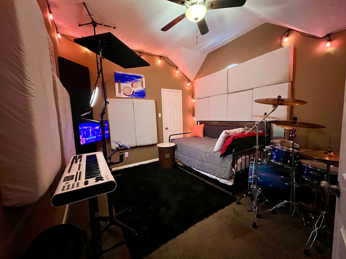 Recording Studio Room / Fridge / Microwave - Houses for Rent in League ...