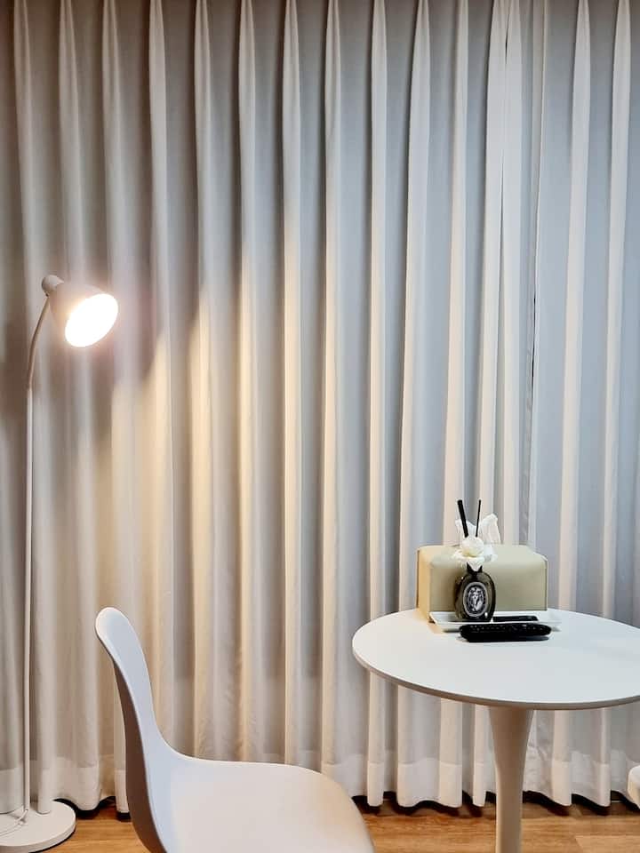 넓은고층투룸.4k빔.대형스크린.킹사이즈침대.버정2분.더블역세권.넓은책상,암체어,소음x - Gwangmyeong-si