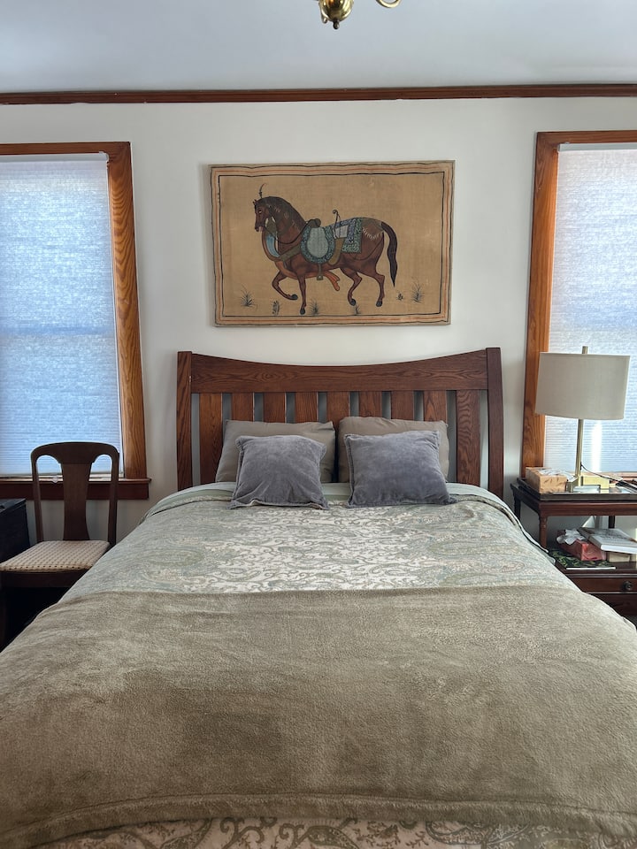 Comfy Suite W/bath, Private Living Room, Work Desk - Bennington, VT