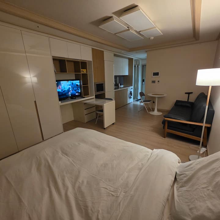 Dmcity 400b2 Roomy, Line 9, 1 Minute, Tv, Sofa - Seoul