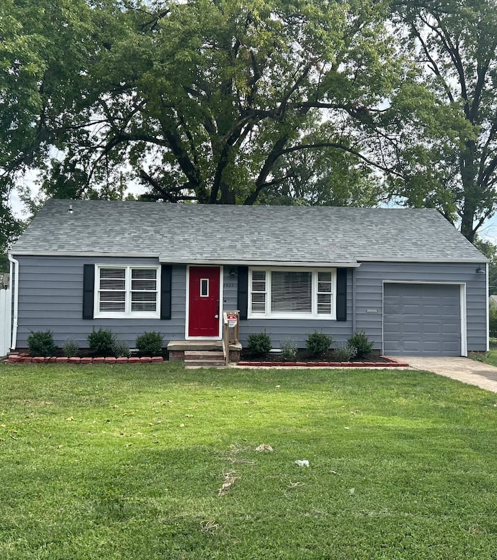 Cute Little 2br House Centrally Located - Overland Park, KS