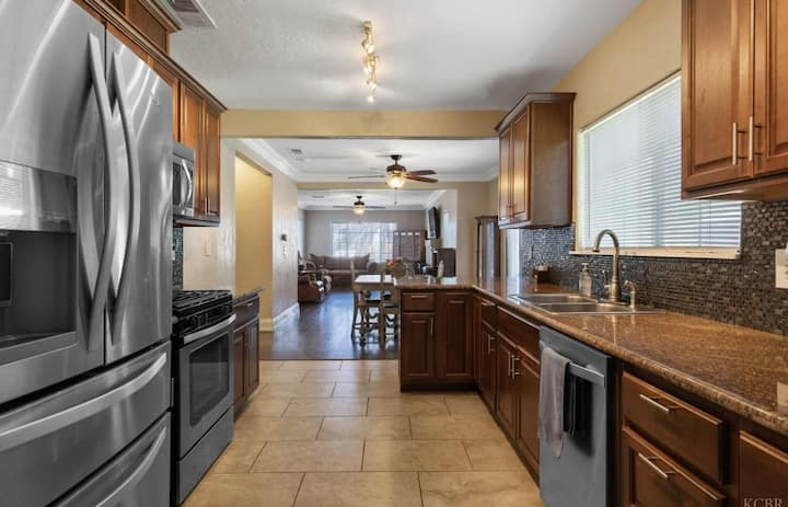 Largeparking/country/ King Suite/1queen/bunks - Hanford, CA