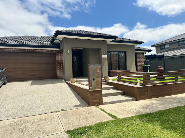 Spacious House In Cragieburn For Family And Groups - Melbourne