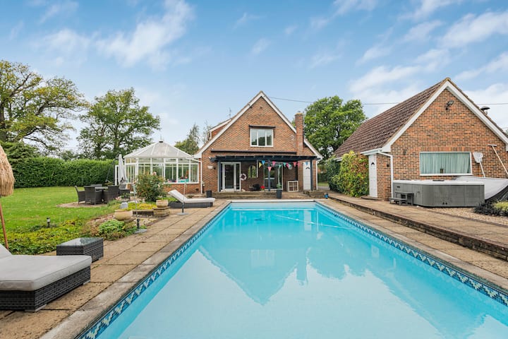 Gardens, Swimming Pool & Hot Tub I Pass The Keys - Henley-on-Thames