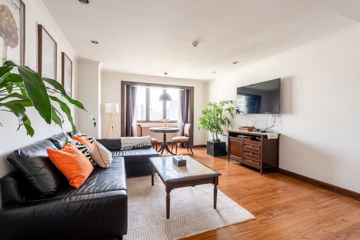 Vinyl•games•nightlife•park•mall•cbd@nana Skytrain - Bangkok