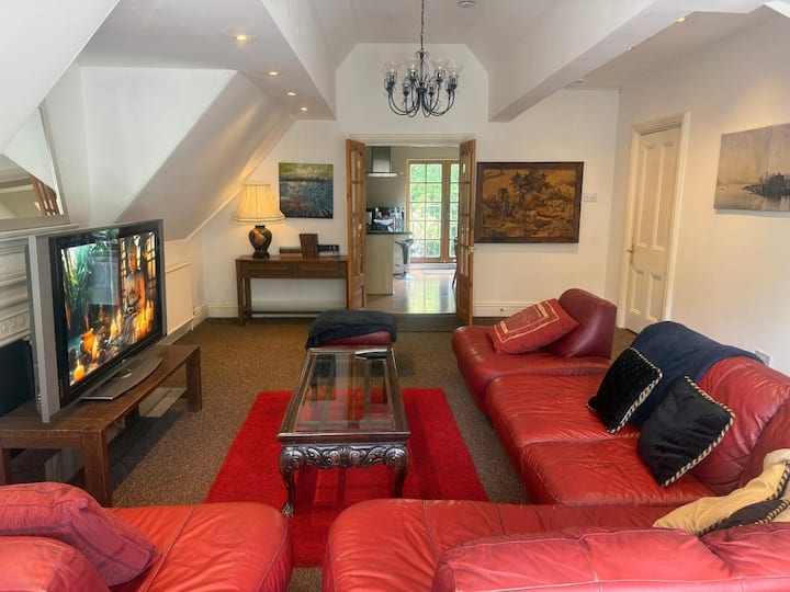 Apt 6 - Huge 2 Bedroom Apartment In Amesbury Manor - Solihull