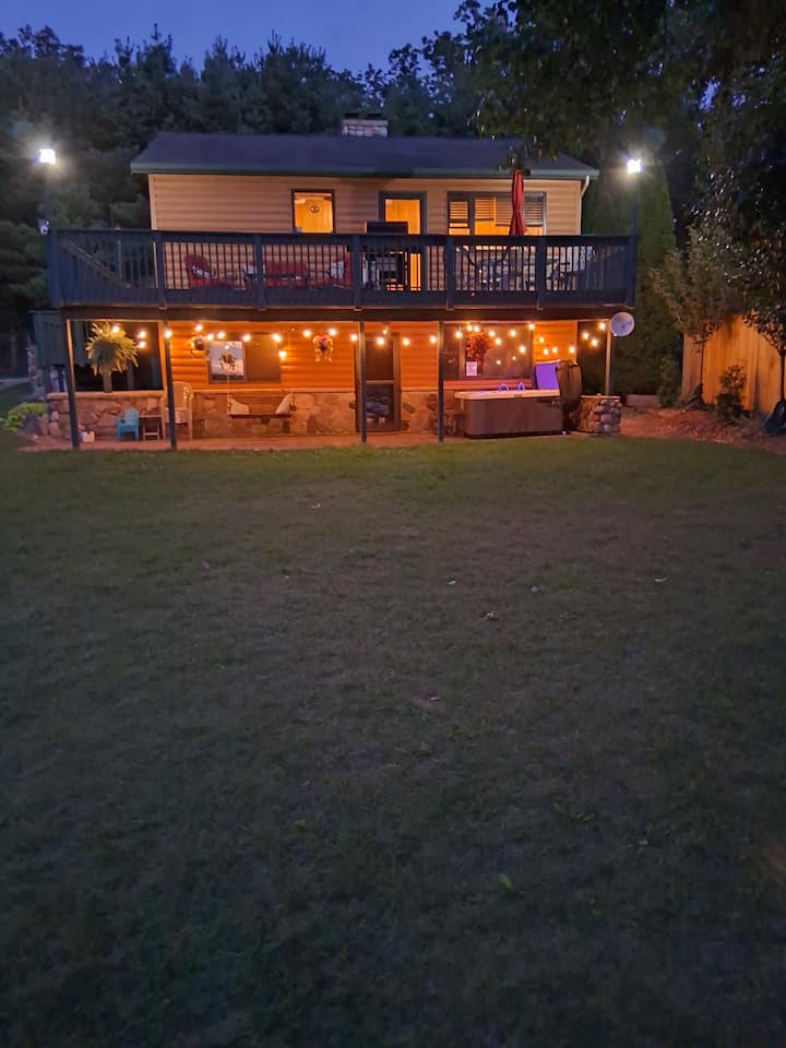 Log Cabin Lakehouse - Michigan