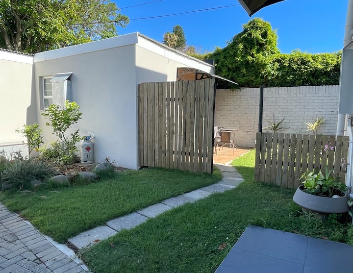 10 On Hudson ~ Self-catering Studio Flatlet - East London